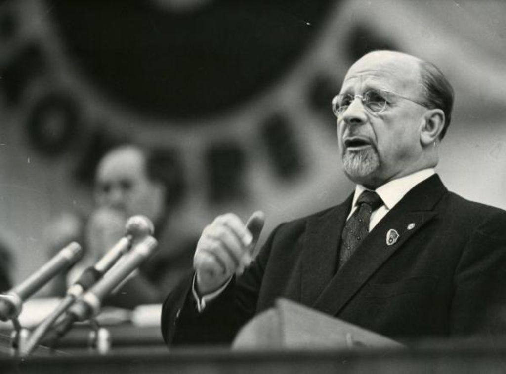 "Αναστημένη από τα ερείπια"- Ο Βάλτερ Ούλμπριχτ και τα πρώτα δύσκολα ...