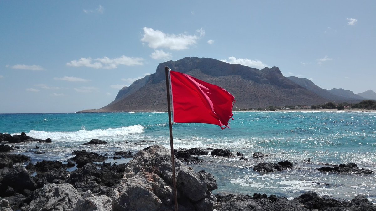 Η κόκκινη σημαία με το σφυροδρέπανο σκίζει τα σκοτάδια της δικτατορίας ...