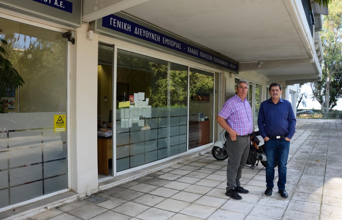 Στη ΔΕΗ ο Πελετίδης μαζί με οικογένειες στις οποίες κόβουν το ρεύμα ...