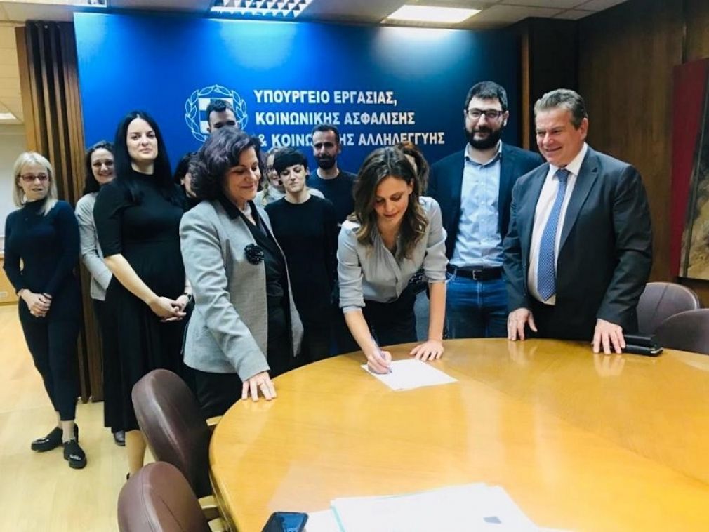 "Εκεί που μας χρωστούσαν, μας πήραν και το βόδι" - Το ΠΑΜΕ για την ...