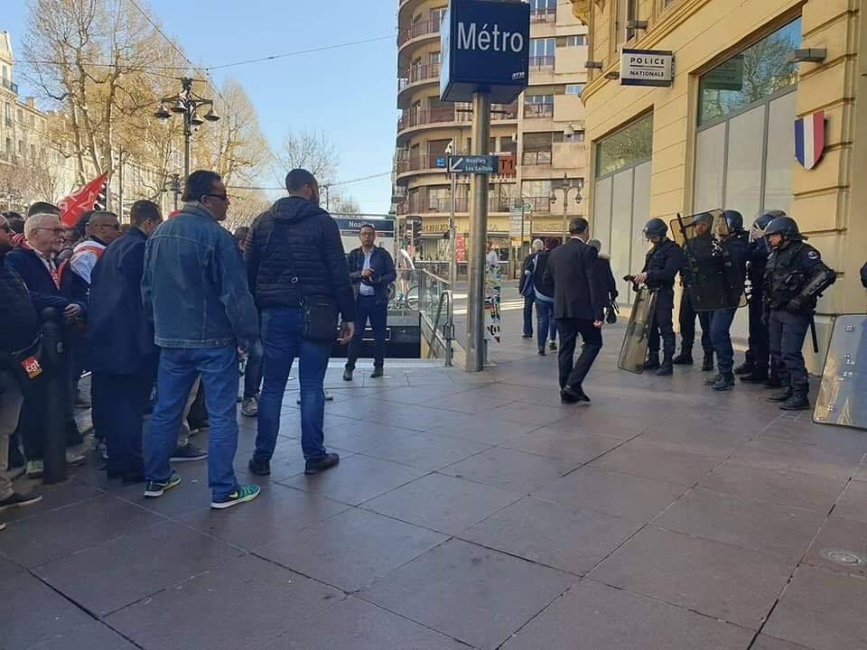 Μεγάλη διαδήλωση του ΕΚ Μασσαλίας κατά της σύλληψης αγωνιστή που ...