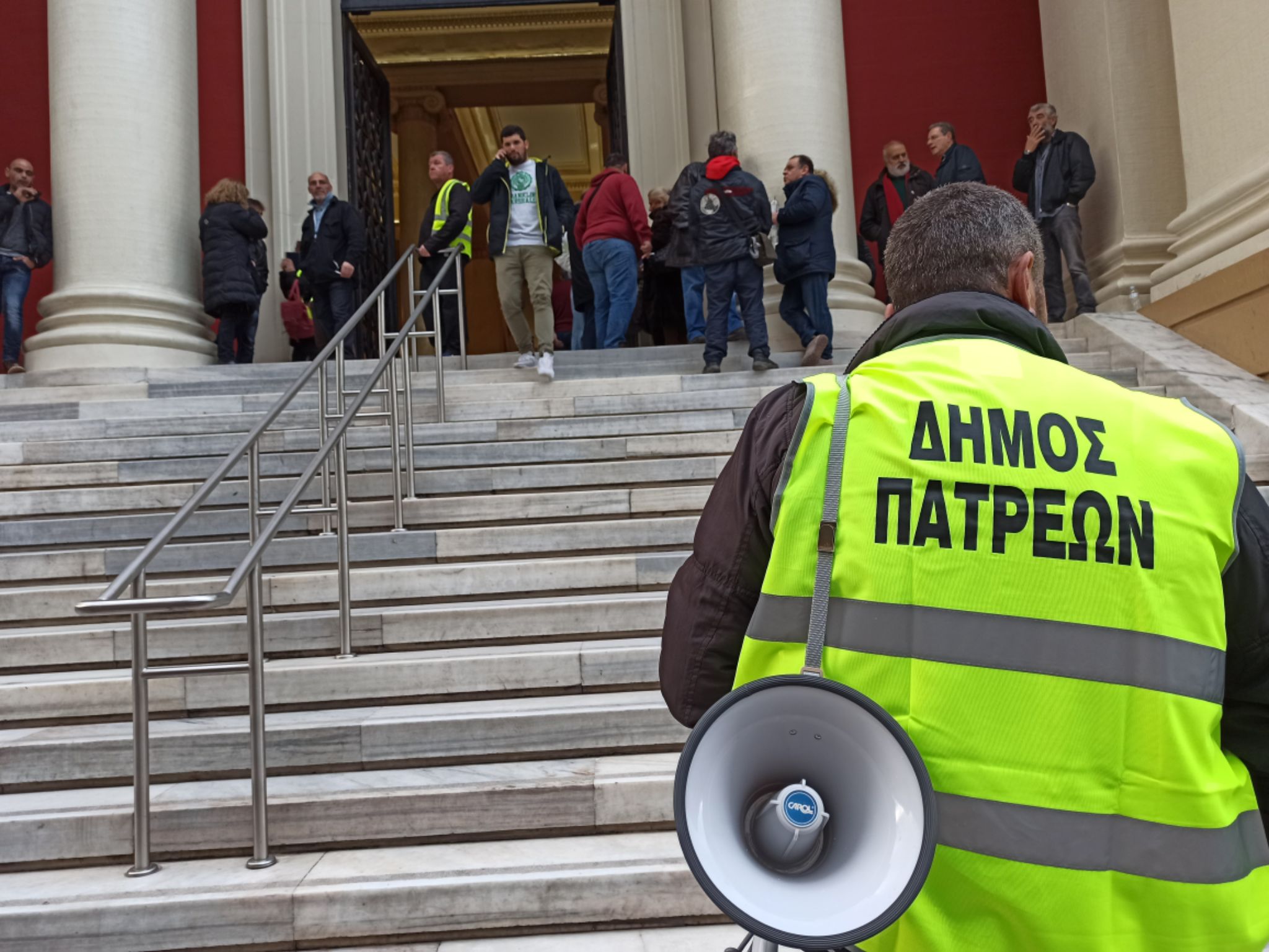 Στο δικαστήριο 32 συμβασιούχοι εργαζόμενοι του Δήμου Πατρέων – Στο ...