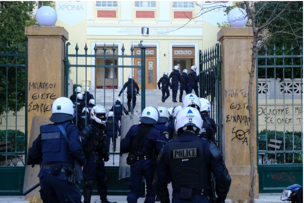 Μετά το κουμπούρι του ειδικού φρουρού ήρθε και το ντου των ΜΑΤ στην ...