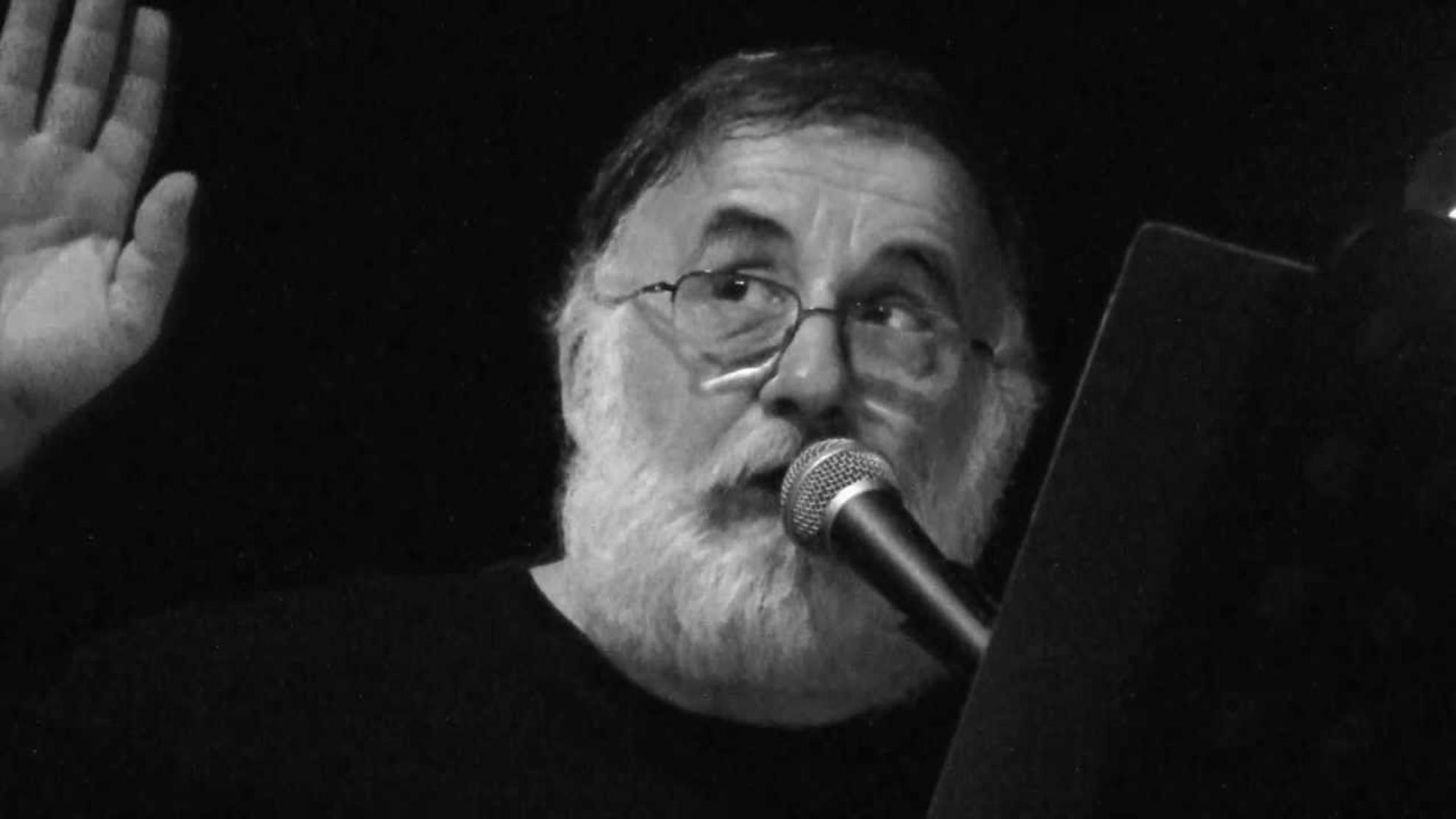 "Είσαι κομμουνιστής;" - Πώς ο Θάνος Μικρούτσικος πήγε στις ΗΠΑ χωρίς ...