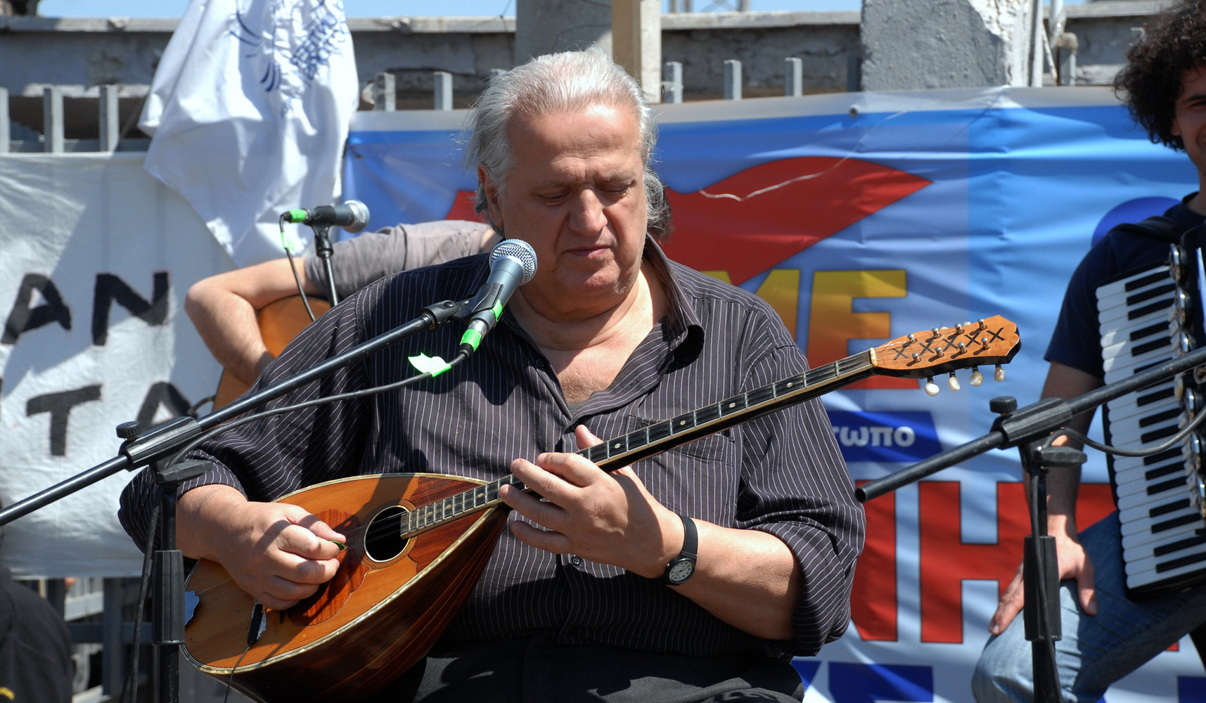 Μπάμπης Γκολές - Μεταλαμπάδευσε στις νεότερες γενιές το ρεμπέτικο ...