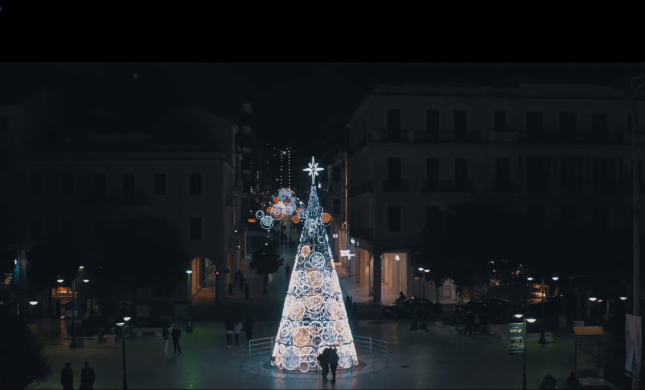 Όταν κοιτάς από ψηλά μοιάζει η στολισμένη Πάτρα ζωγραφιά – Μοναδικές ...