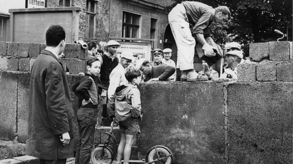 60 χρόνια από την ανέγερση του τείχους του Βερολίνου: Κλάμα και οδυρμός ...