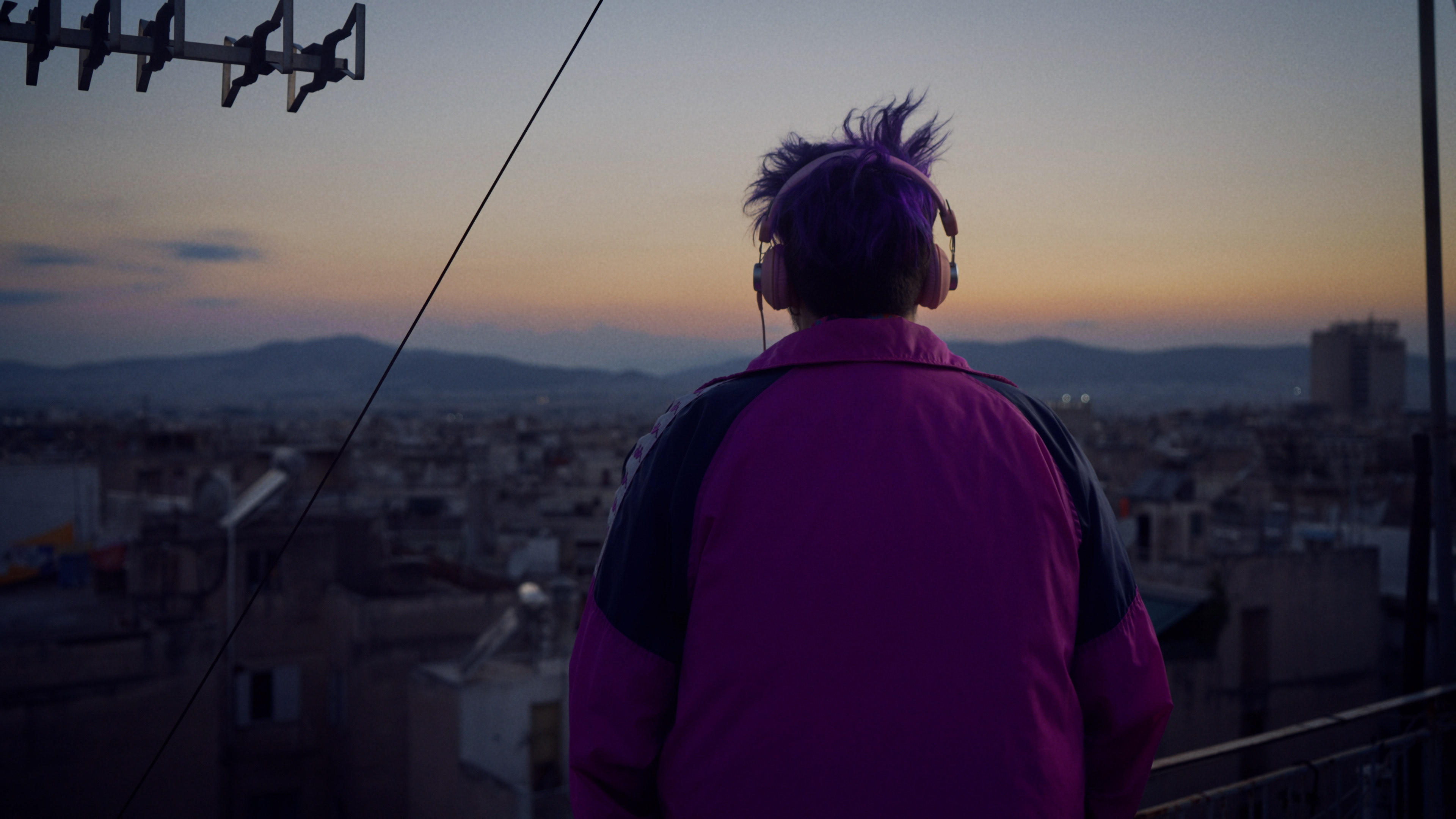 “Αυτή η πόλη”: Ο Silot βάφει μωβ το τραγούδι των Μίκρο στο νέο του κλιπ ...