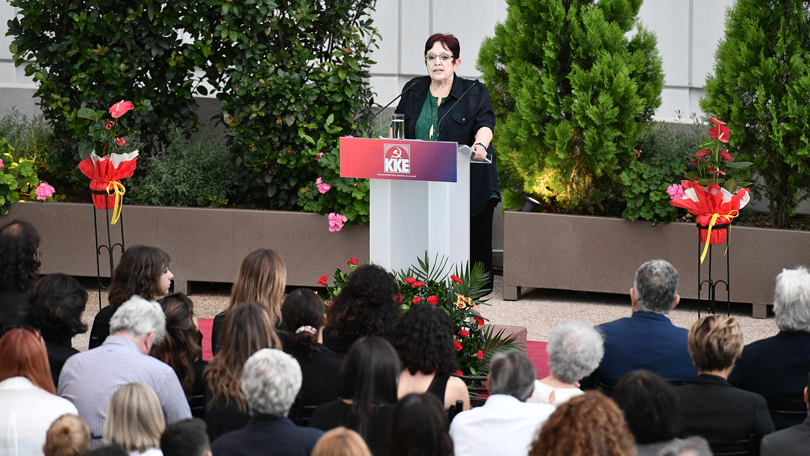 Αλέκα Παπαρήγα για Κώστα Καζάκο: «Η κομμουνιστική του ταυτότητα είχε ...