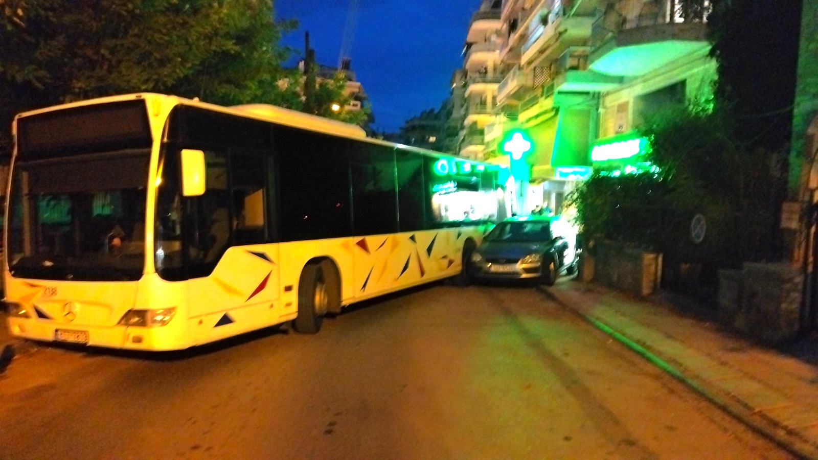 Ατύχημα με λεωφορείο του ΟΑΣΘ στη γραμμή 5 Νέα Κρήνη-Βενιζέλου (ΦΩΤΟ ...