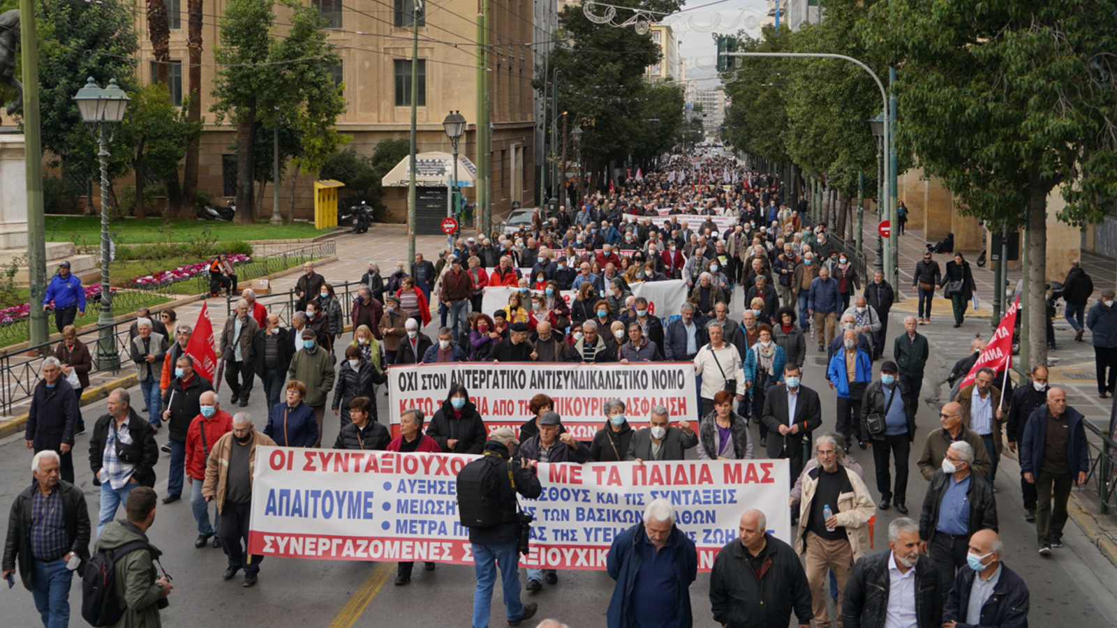 «Οι συνταξιούχοι δε σκύβουν το κεφάλι, στο δρόμο του αγώνα αντίσταση ...