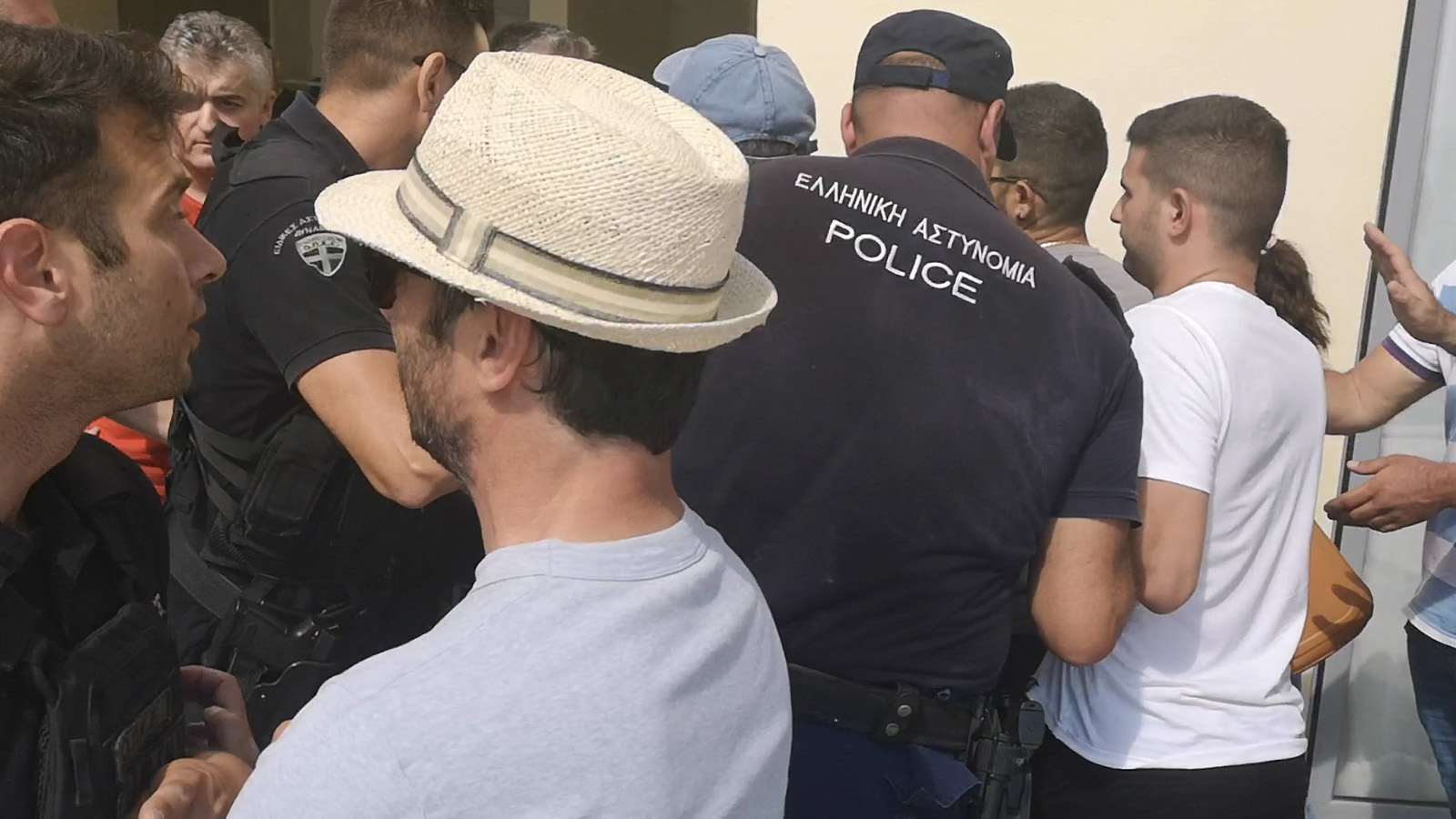Πρέβεζα: Άγρια επίθεση της αστυνομίας για να προχωρήσει η έξωση από ...