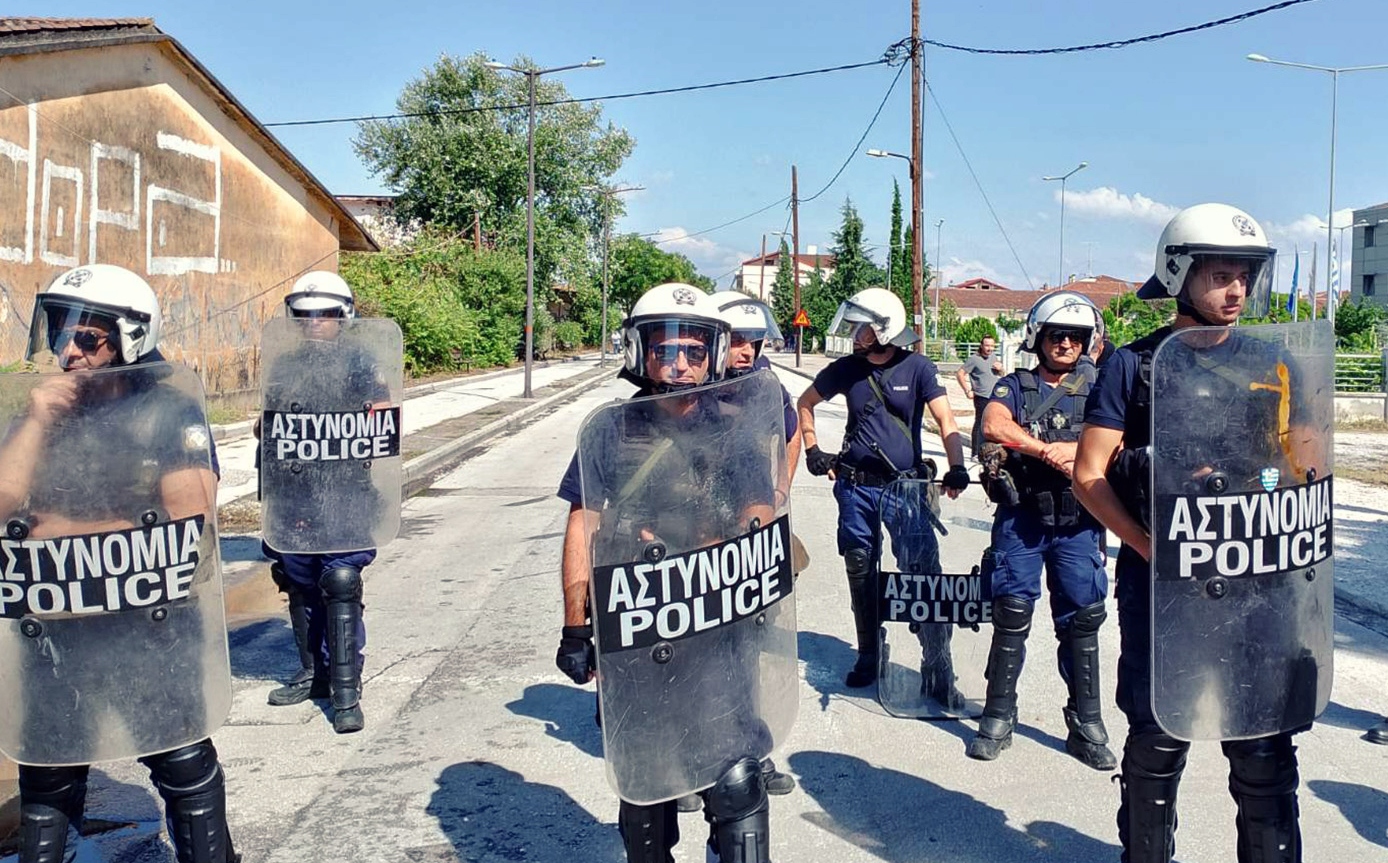 «Βούλιαξε η Λάρισα μέσα στη βροχή, και φέρανε τα ΜΑΤ για καταστολή ...