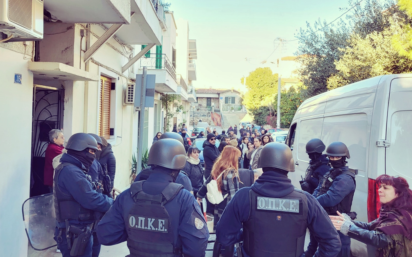 Ντροπή και αίσχος! Παραμονές Χριστουγέννων πετάνε με τα ΜΑΤ στον δρόμο ...