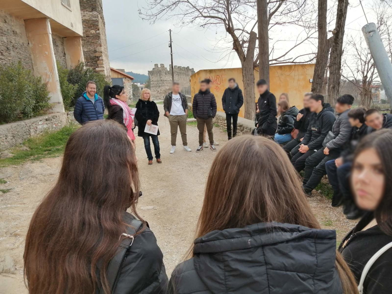 Μαθητές και εκπαιδευτικοί στις ξεναγήσεις της ΕΔΥΕΘ στον ιστορικό χώρο ...