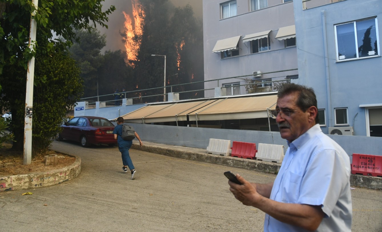 Μεγάλη φωτιά στην Πάτρα | Κώστας Πελετίδης: Καιγόμαστε και η κυβέρνηση ...