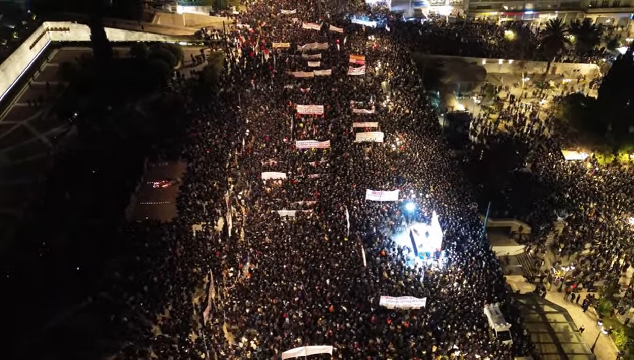 Η οργή του λαού «ξαναέπνιξε» το Σύνταγμα: «Ποτάμια οργής, ελπίδα και ...
